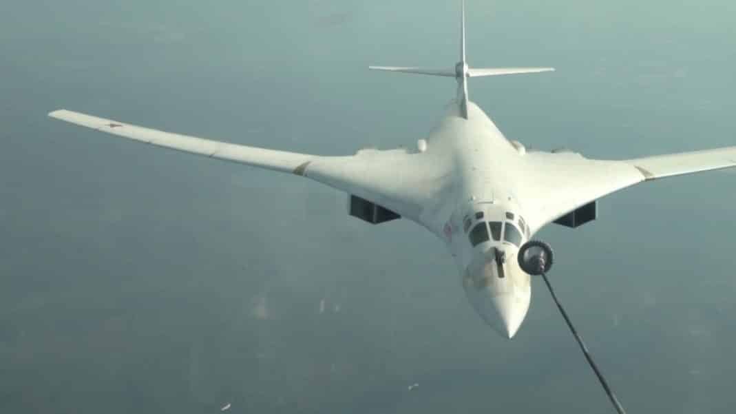 Video: Russian Heavy Bomber Refuels Over Arctic – Veterans Today ...